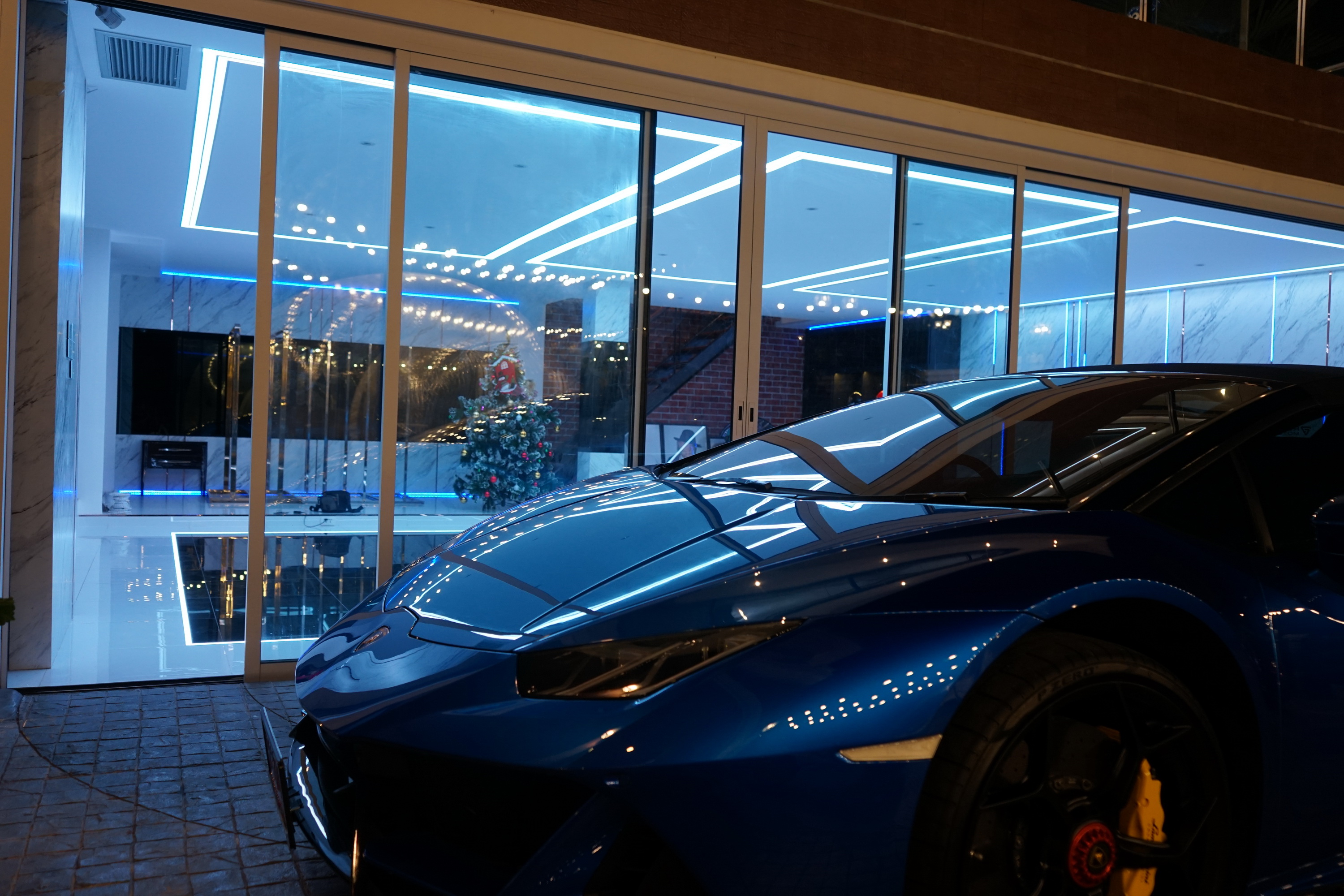 Lamborghini garage - Portfolio:: ไฟประดับ ไฟตกแต่ง ไฟเทศกาล ไฟเวที ระบบ ...